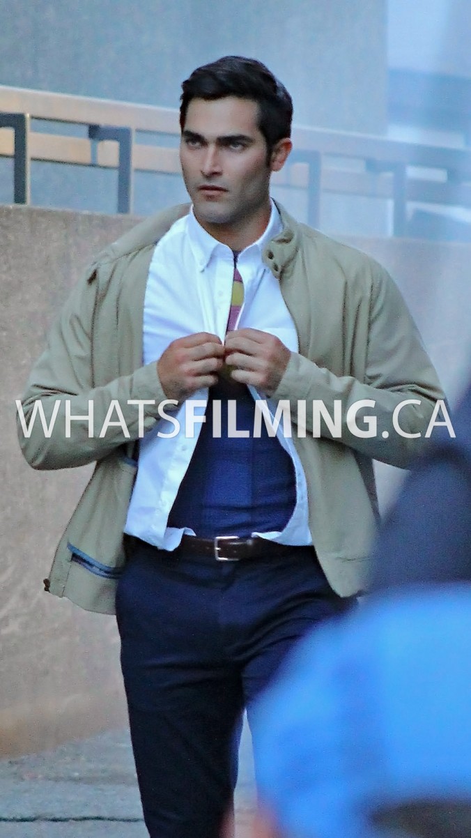 Clark Kent Rips Shirt Open To Reveal Superman Suit Whats Filming